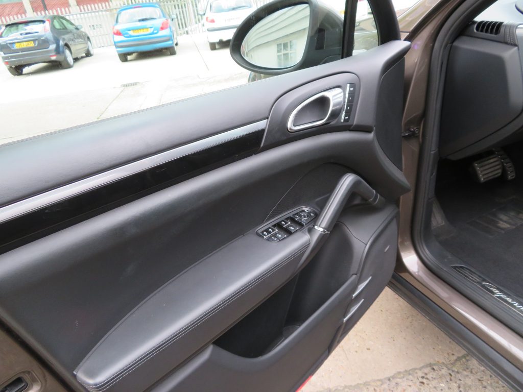 Porsche Cayenne "S" Hybrid/Petrol/electric 3.0 L Auto 2011 LHD ...