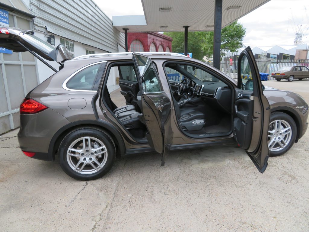 Porsche Cayenne "S" Hybrid/Petrol/electric 3.0 L Auto 2011 LHD ...